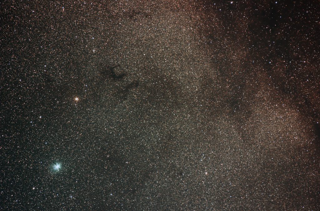 Dreiteilige Dunkelhöhle (Barnard 142-3) im Adler - Abenteuer Astronomie